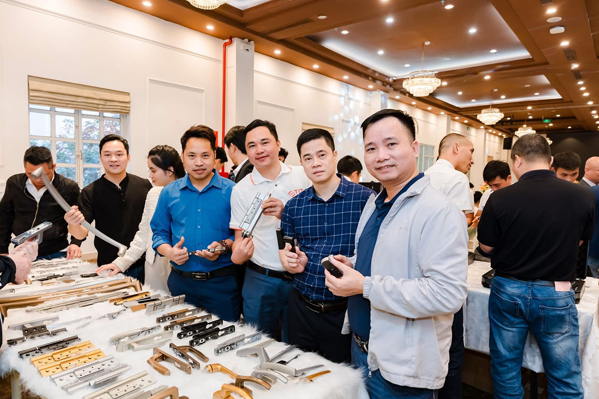 Xu Hướng Vật Liệu Ngành Nhôm Kính 2025 – Bền Vững Với Công Nghệ Kháng ...